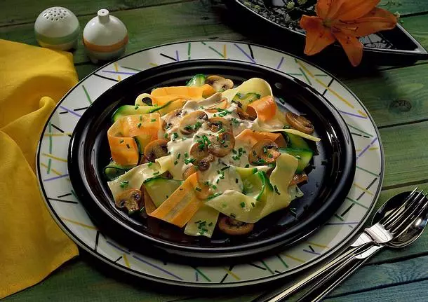 Zucchini, karọt na akwụkwọ nri na uzommeputa tagliatelle 25802_1