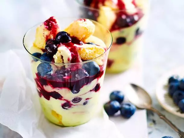 Blueberry Fool med kjekssmuler oppskrift 26047_1