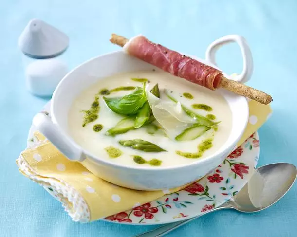 Asparagus Parmesan Soup ກັບ Pesto ແລະ Serrano Grissini Sticks ສູດ 26225_1