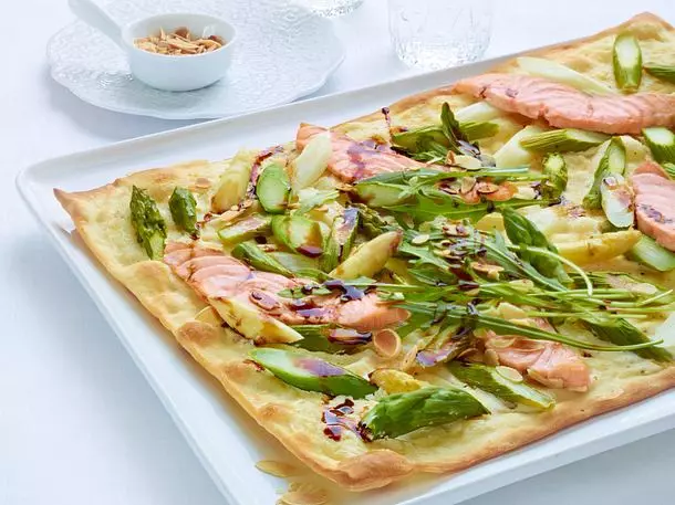 I-asparagus tarte flambée ene-crème fraîche neresiphi ye-salmon 26341_1