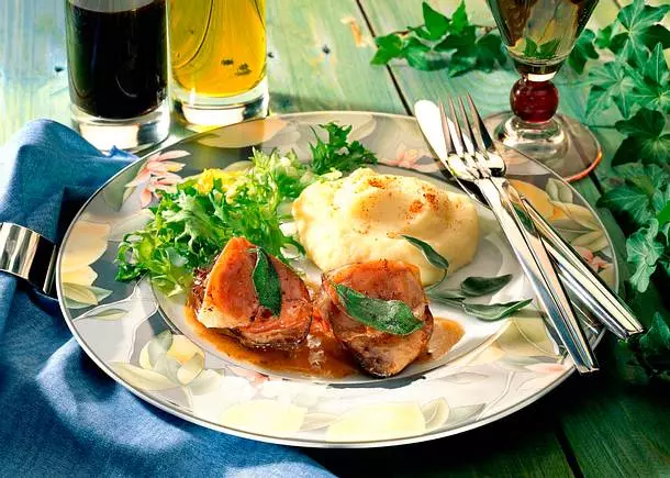 Atay Saltimbocca uban sa Mashed Patatas ug Green Salad Recipe 26373_1