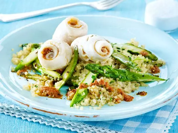 Plaice yipo lori quinoa pẹlu asparagus ilana 26457_1