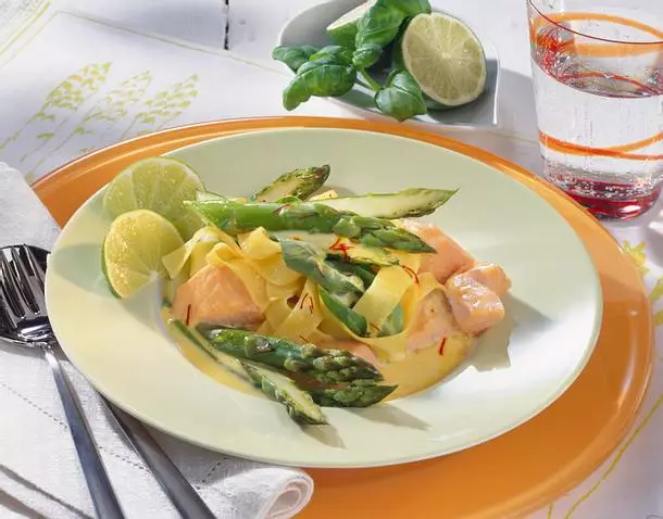 Reçeteya asparagus bi makarona û sosê safran 26513_1