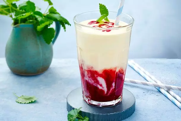 Iresiphi ye-raspberry yoghurt nge-eggnog recipe