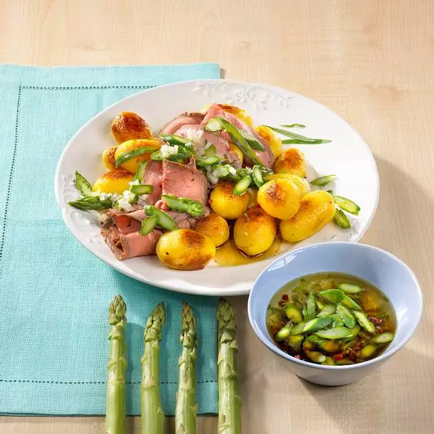 Ricetta Roast beef con patate al forno e vinaigrette di asparagi 26691_1