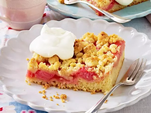 Recette Gâteau à la rhubarbe et crumbles aux amandes