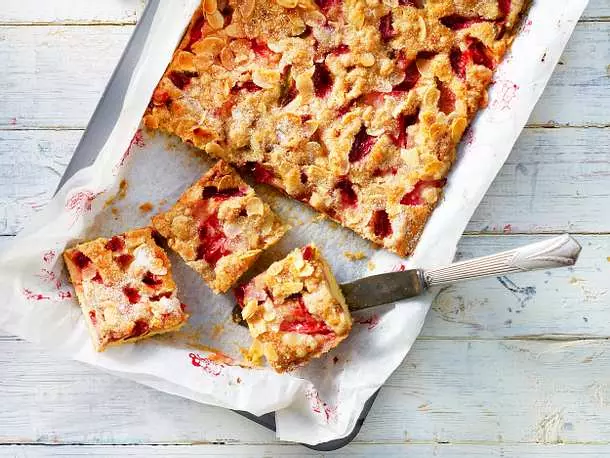 Торт Rhubarb бо дорухат Cinnamon Crumbles