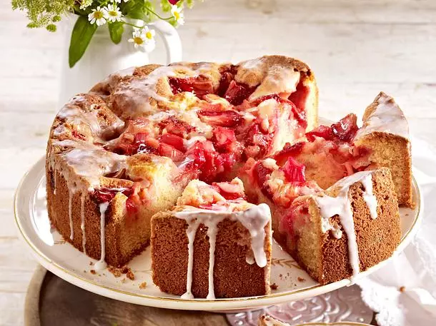 Recette de Gâteau aux fraises et à la rhubarbe coulé avec glaçage