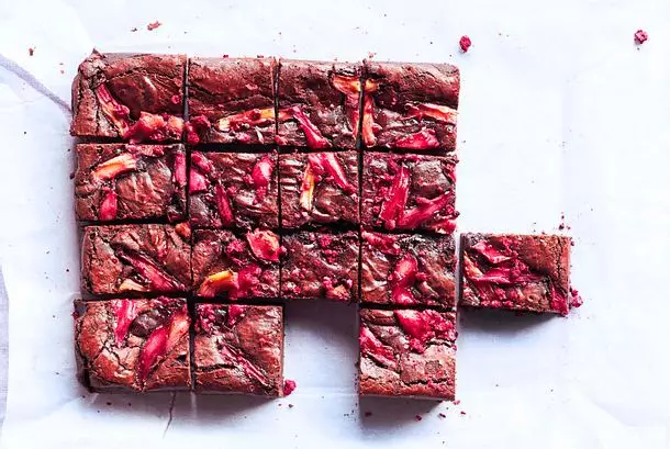 Recipe ea brownie e pinki ka ho fetisisa lefatšeng e nang le rhubarb bite 2690_1