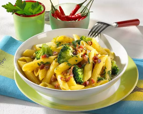 Penne dengan resep brokoli, bacon, dan fillet ikan teri 26977_1