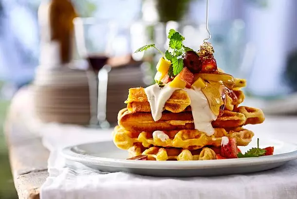 ফল সালাদ টপিং রেসিপি সঙ্গে গাজর waffles