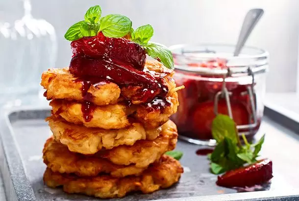 Celery Fritters tare da Plum Compote girke-girke 27262_1