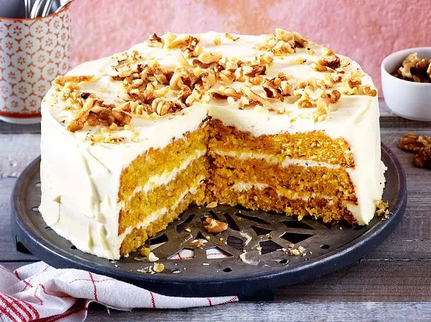 Cinnamon carrot cake na may sour cream at nuts recipe 2741_1