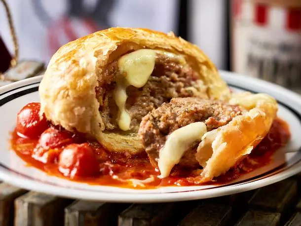 Riċetta tal-Puff Pastry Meatballs with Tomato Sauce 27574_1