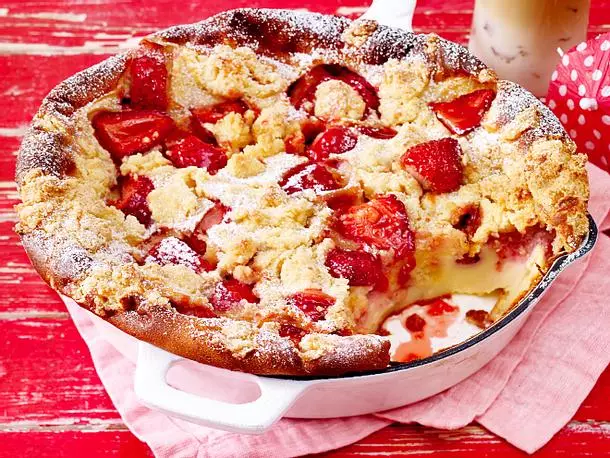 Strawberry Clafoutis nrog Streusel daim ntawv qhia 27586_1