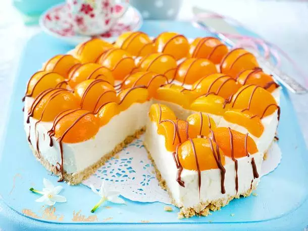 I-Eggnog Cheesecake kunye neApricots kunye ne-Chocolate Strips Recipe