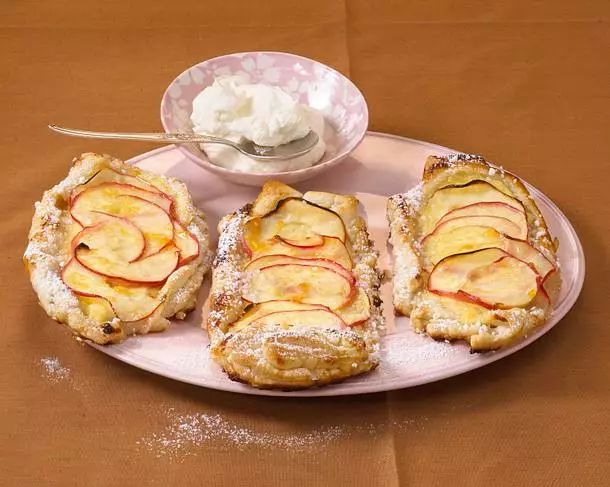 Puff pastry strips na may apple rings recipe 27723_1