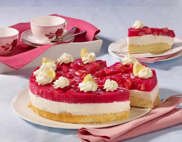 Iresiphi ye-Rhubarb yoghurt cream cake 27836_1