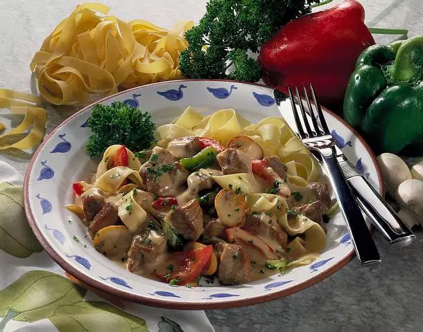 ترڪي goulash tagliatelle جي ترڪيب سان 28431_1