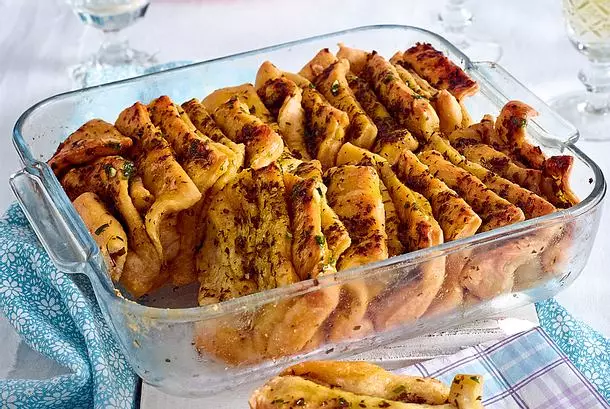 Recept za oskubljen kruh z zeliščnim maslom 28587_1