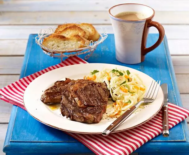 Grilled Rib Eye Steak nga adunay Coleslaw Recipe