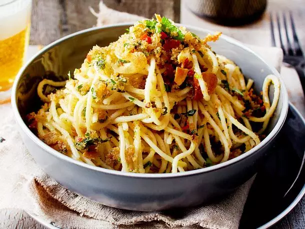 Spaghetti pẹlu Lemon ati Ewebe Crumbs Ohunelo 28689_1