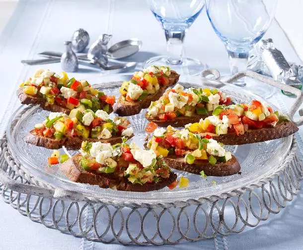 Crostini qudaar midabo leh oo leh farmaajo feta 28767_1