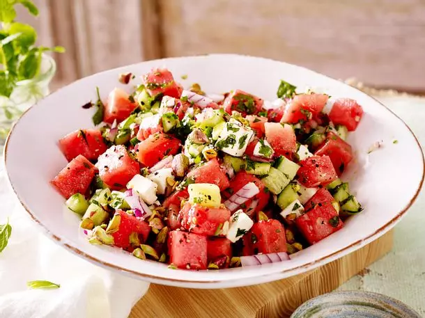 Salate ea likomkomere tsa Watermelon e nang le Recipe ea Feta