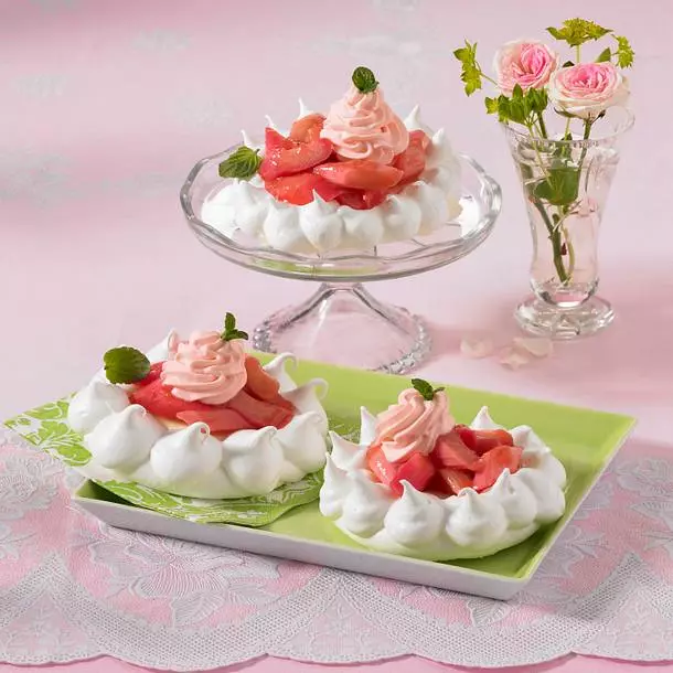 Meringue tart tare da girke-girke na rhubarb