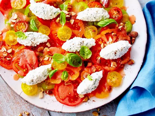 Tomatensalat mat Crème Kéis dumplings Rezept