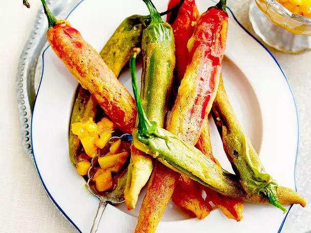 Hot Pepper Pakoras (pepperoni in batter) tare da girke-girke na mango chutney