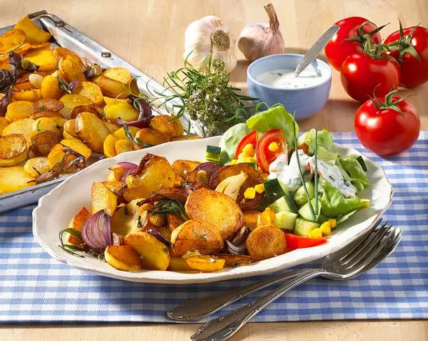 Baked potatoes from the tin with salad recipe 29359_1