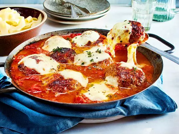 Yakabikwa meatballs mutomato muto resipi