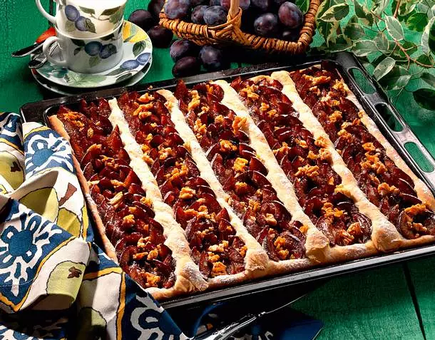 Plum cake tare da almond brittle girke-girke 29558_1