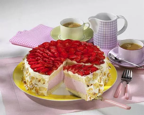 Iresiphi ye-Ricotta kunye ne-strawberry mousse cake 29593_1