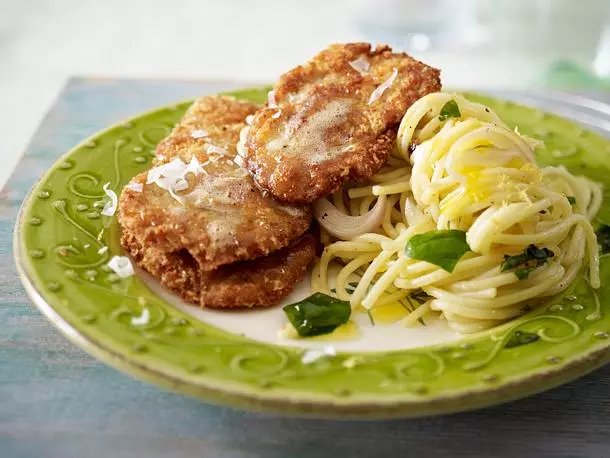 Parmesan schnitzel le oideas spaghetti líomóide 29661_1