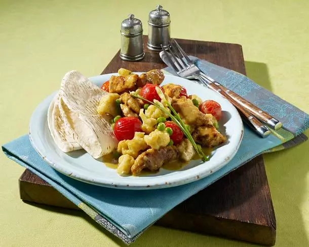 Csirke curry karfiollal, borsóval és koktélparadicsommal recept 29764_1