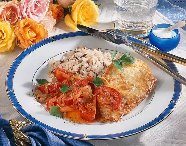 Turkey schnitzel na mkpuchi Parmesan na tomato na uzommeputa 29855_1