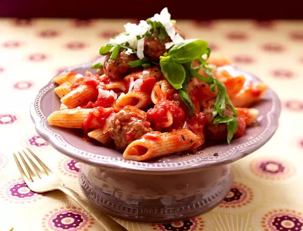 ສູດ Pasta Amatriciana ແລະ Meatballs 29953_1