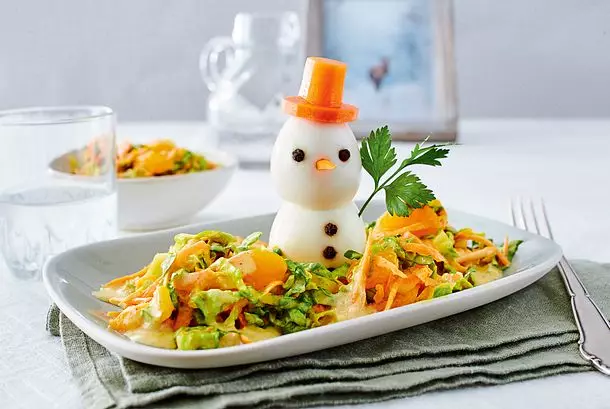 Ägg snögubbe i en bädd av sallad recept 29963_1