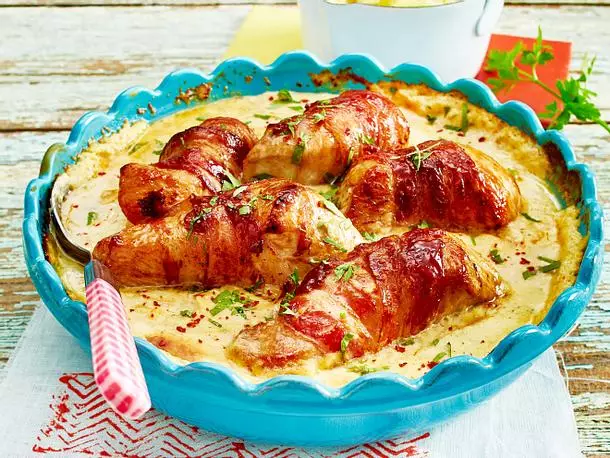 Ang dughan sa Turkey nga giputos sa bacon sa cream cheese sauce nga adunay resipe sa mashed patatas 3060_1