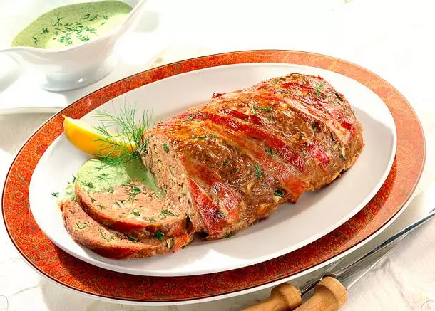 Meatloaf ine cucumber uye howa mune dill cream sauce recipe 31092_1