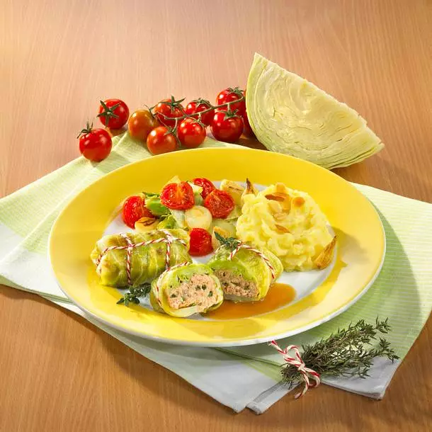 Recipe ea Cabbage Rolls Ka Khabeche ea Tomate le Litapole Tse Mashed 31210_1