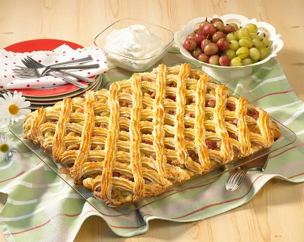 Gusiberi Pie pẹlu Macaroon Lattice Ohunelo 31501_1