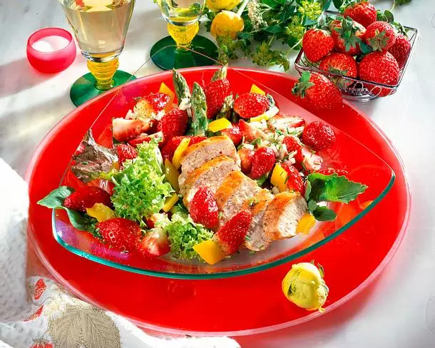 Salade nziza cyane hamwe na resept ya strawberries 31552_1