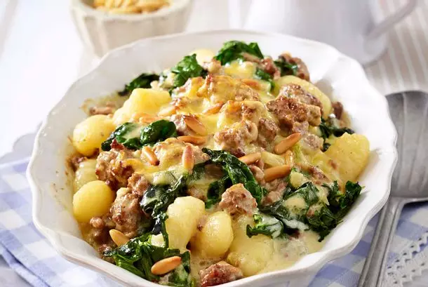 Chinsinsi cha gnocchi ndi sipinachi casserole