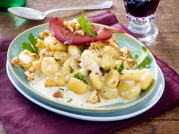 Gnocchi ໃນຊອດ Gorgonzola ກັບສູດ pears ເຫຼົ້າແວງແດງ