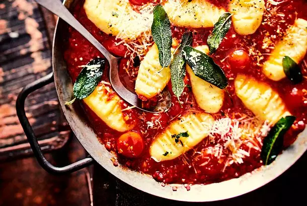 Gnocchi di Patate ak Salvia resèt