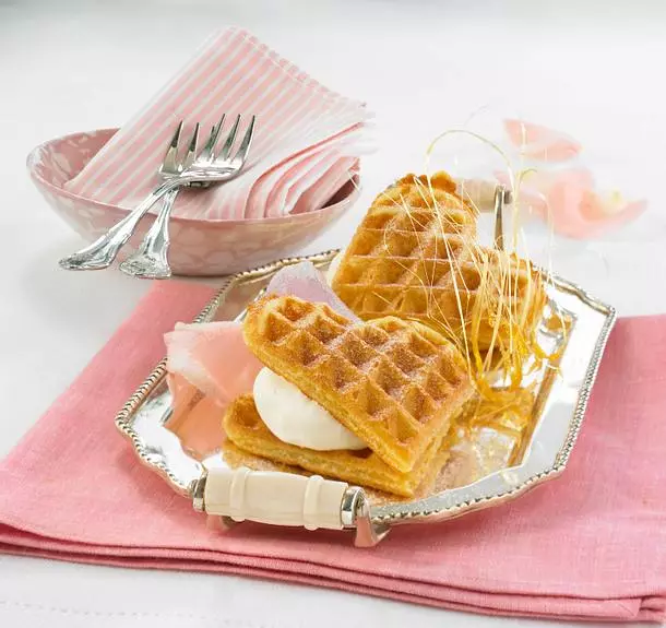 Butter waffles nrog wine cream daim ntawv qhia 32335_1