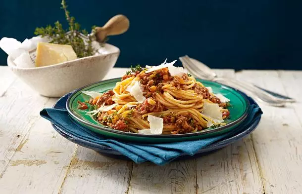 Spaghetti nrog classic bolognese daim ntawv qhia 32560_1